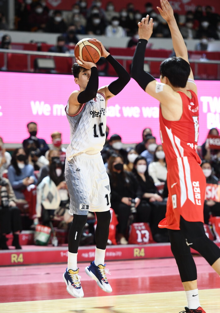 [BK 리뷰] '전성현 외곽 폭발' KGC인삼공사, SK 누르고 3연패 탈출..SK 16연승 실패