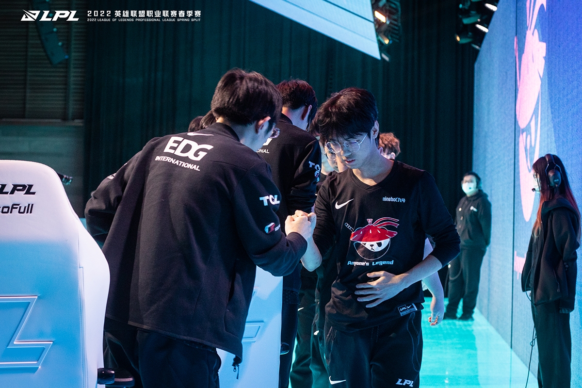 [LPL 돋보기] 주춤한 EDG, 하위권 AL에 충격패