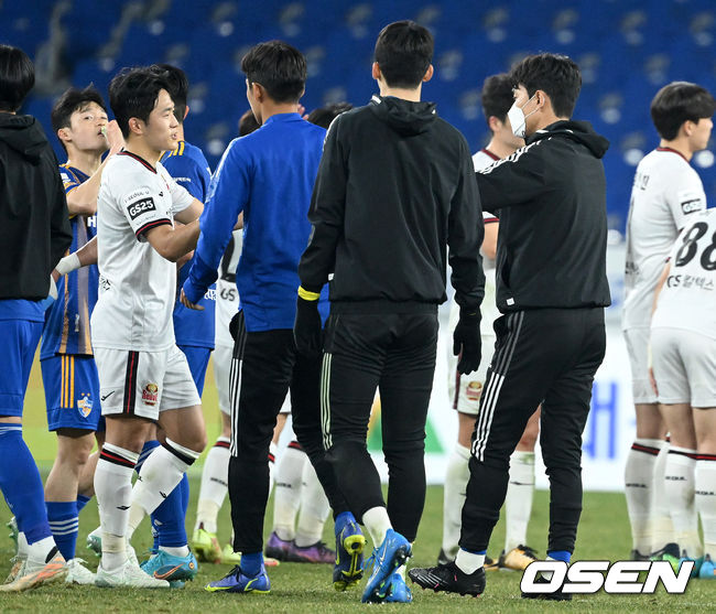 친정 FC서울 선수들과 인사 나누는 울산 박주영 [사진]