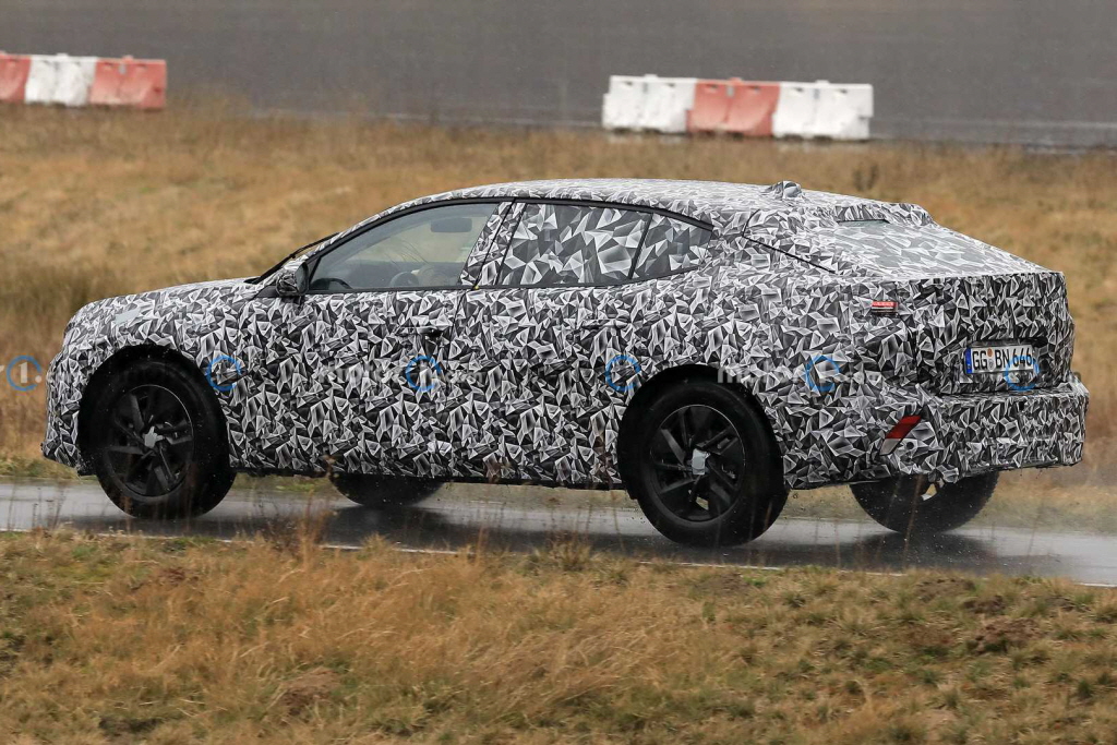 푸조 4008 쿠페형 SUV 포착, 르노 XM3 정조준 | 탑라이더