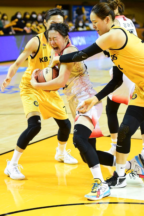 체력에 발목 BNK, PO 자력 진출 실패