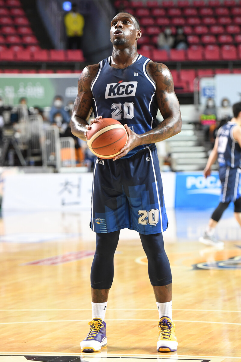 [BK 리뷰] '벤치 선수들의 고른 활약' KCC, 난적 KGC 상대로 승리