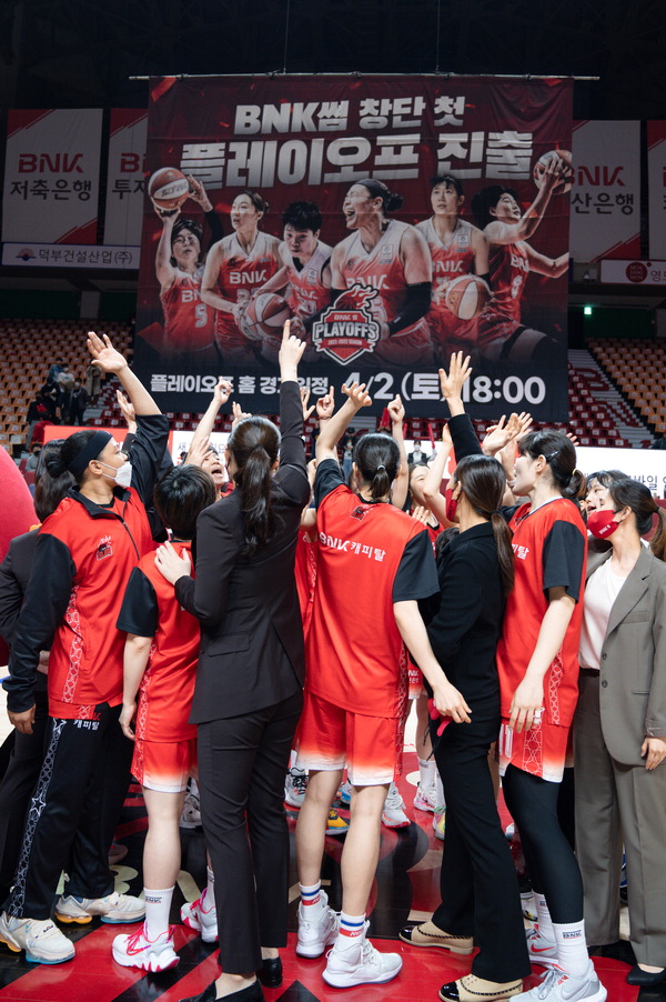 꼴찌의 반란..BNK 첫 PO행