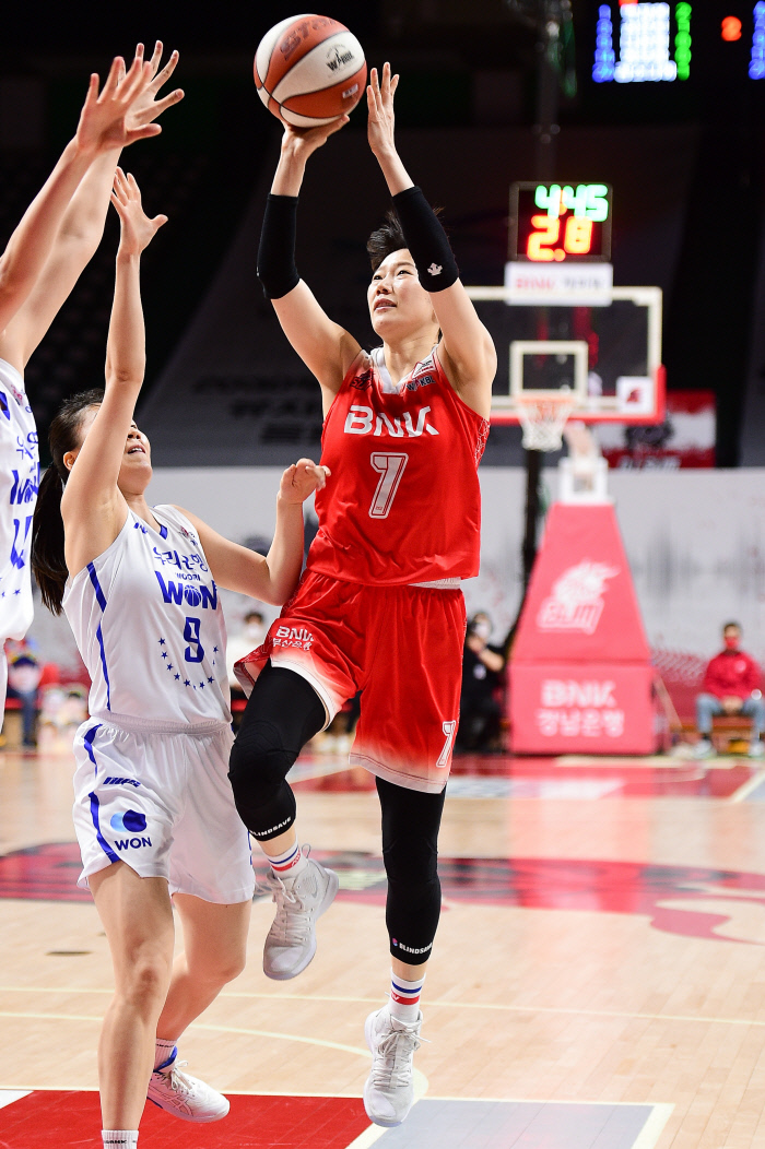 3점슛 10개 폭발..'첫 PO' BNK 승리로 WKBL 정규리그 마감