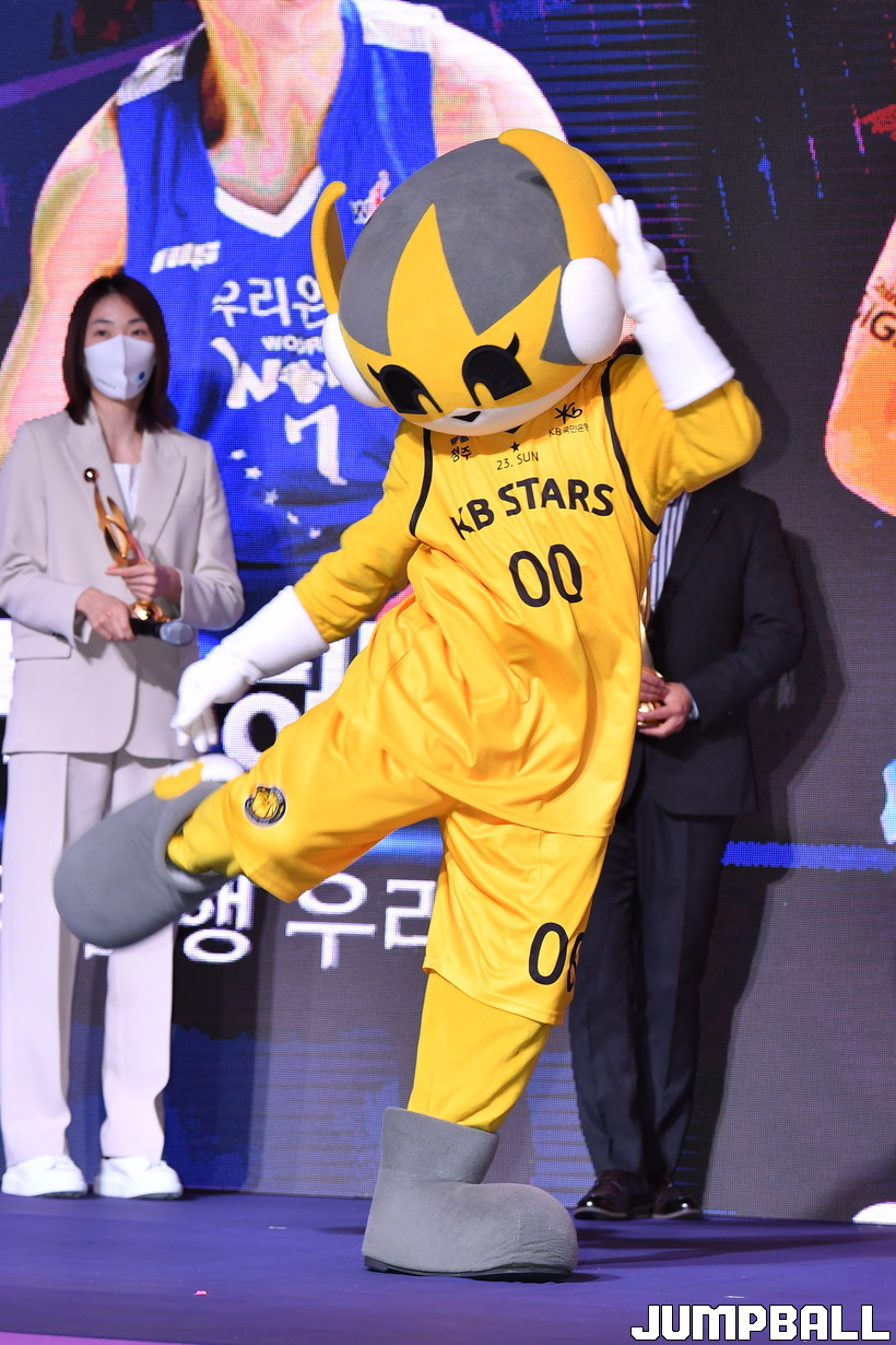 [JB포토] WKBL 베스트5 박지수를 대신해 축하 춤을 추는 KB 마스코트