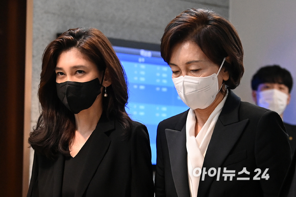 [포토]침통한 표정으로 빈소 향하는 이부진 홍라희