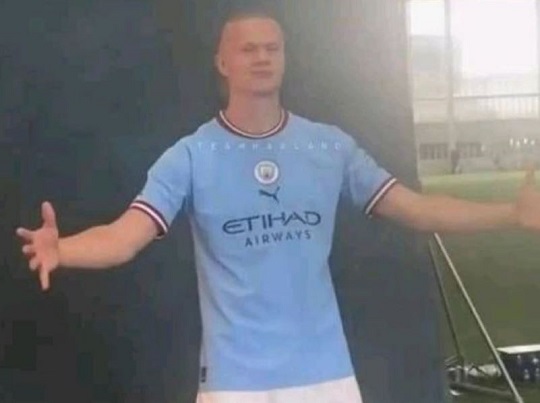 '드디어 떴다!' 홀란드, 맨시티 유니폼 착용 옷피셜..등번호는?