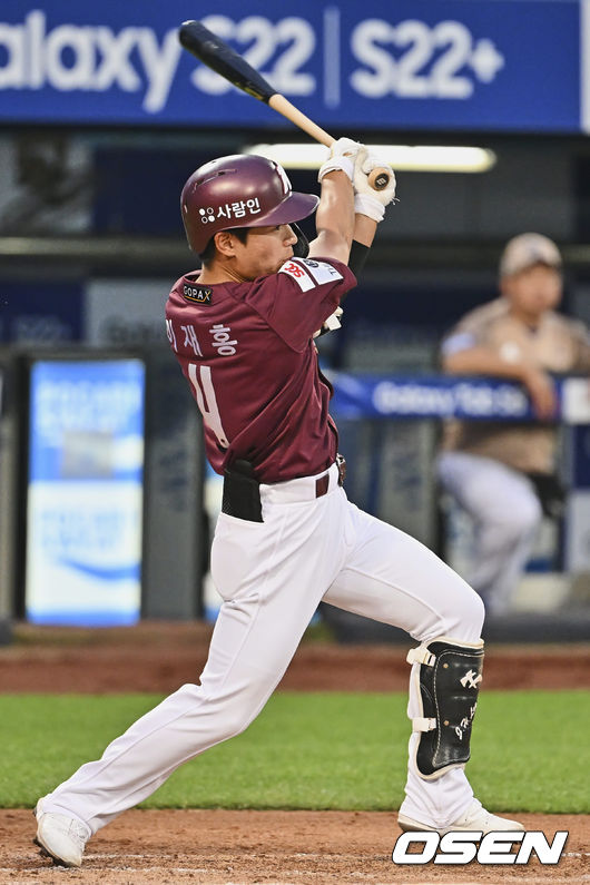 데뷔 첫 안타 치는 이재홍 [사진]