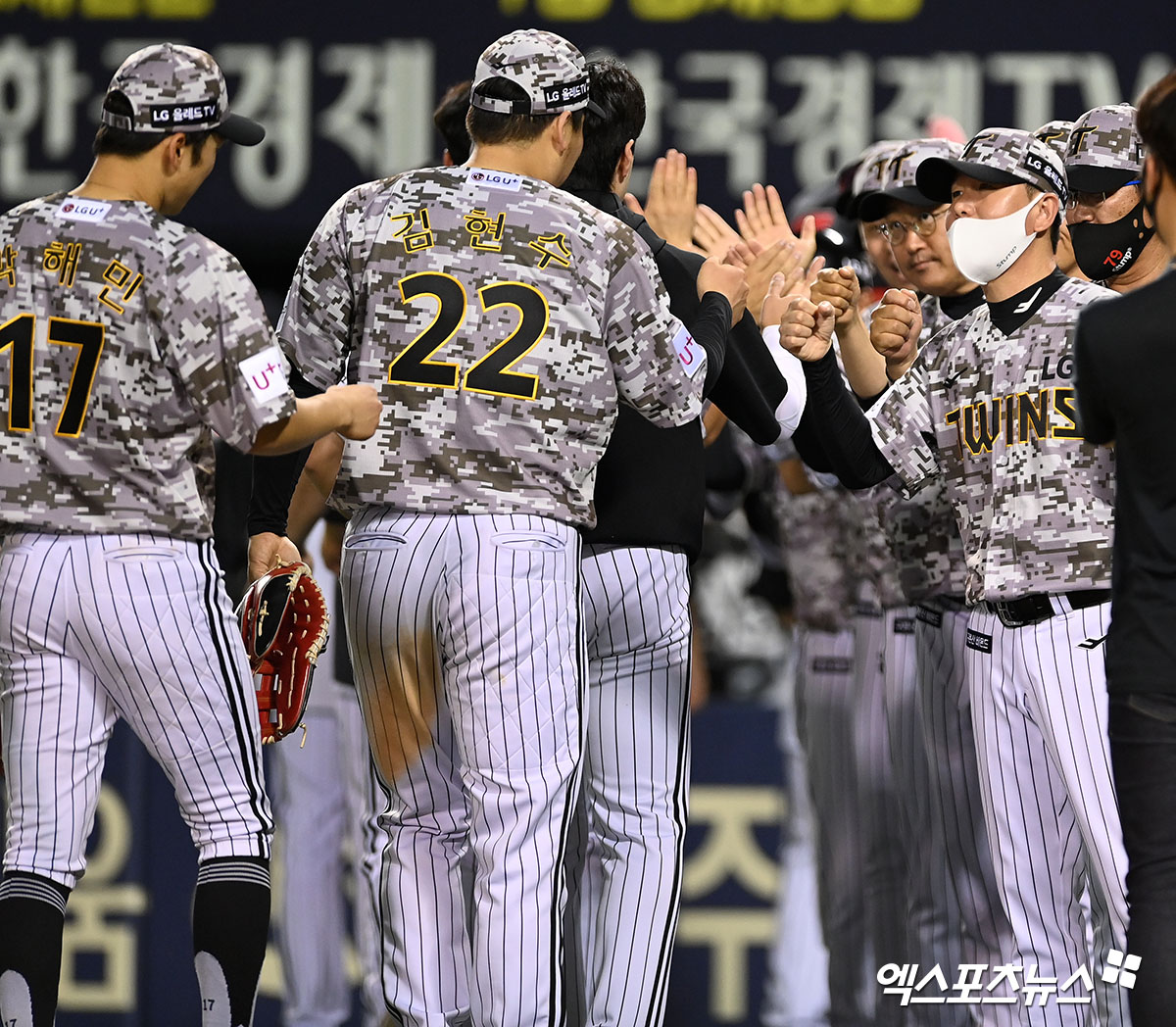 류지현 감독 "어디든 제 역할 하는 오지환, 4번에서도 좋은 모습"