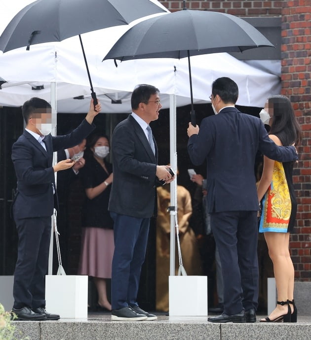 이재용, G90 타고 등장 딸과 팔짱..정의선 장녀 결혼식 참석