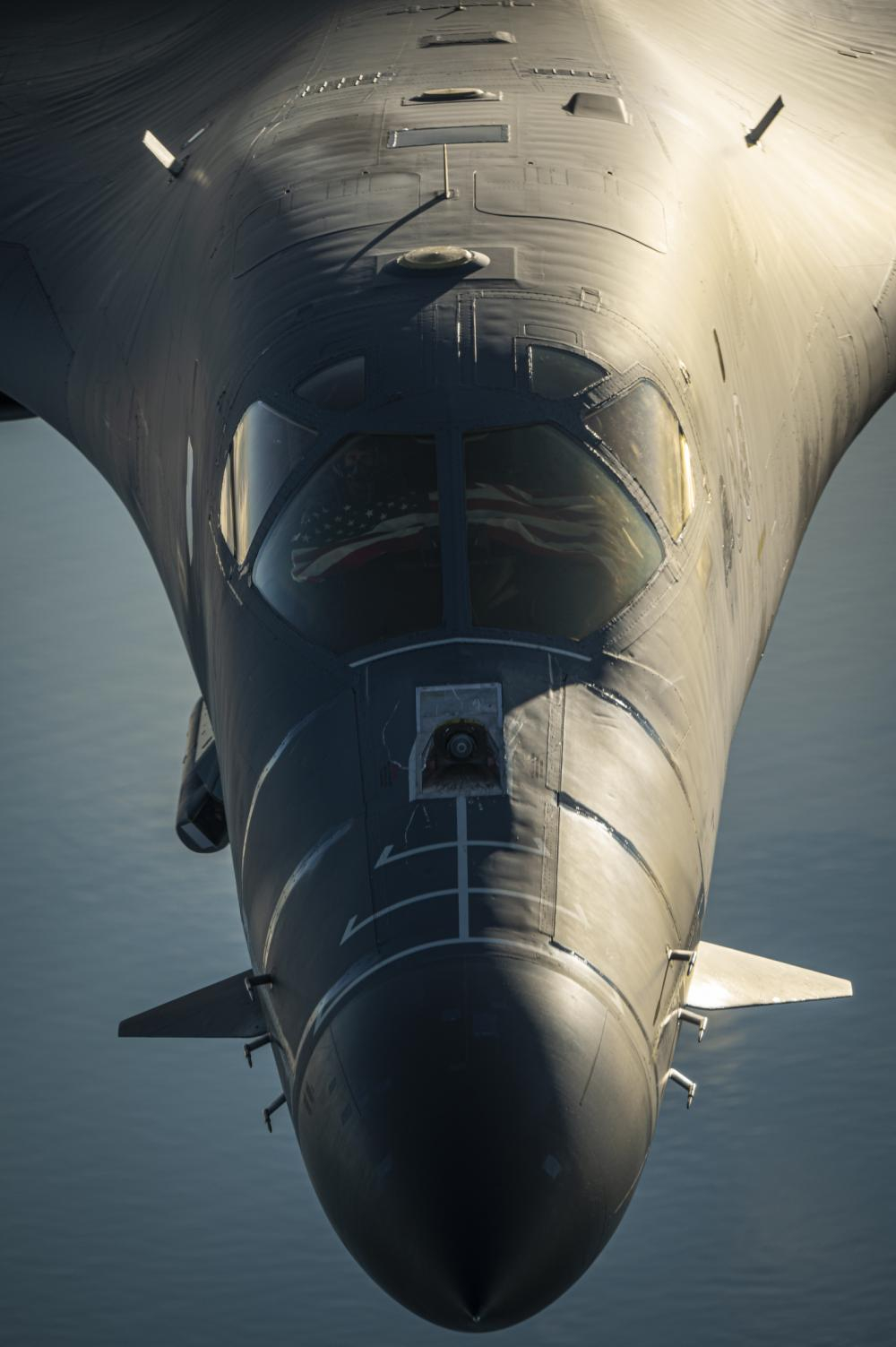 태평양 하늘서 플레어 쏜 美 전략폭격기..北·中 겨냥 폭죽?