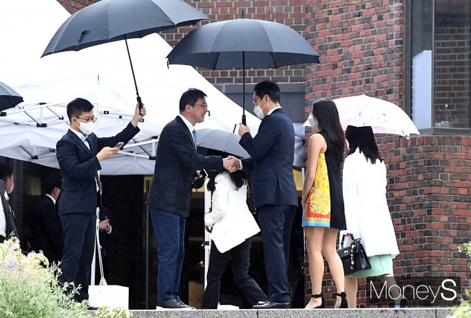 [머니S포토] 결혼식장 앞에서 인사하는 이재용·최재원