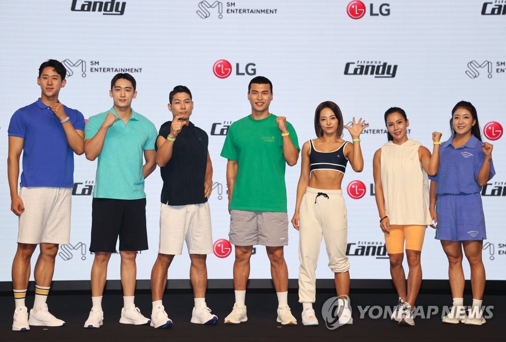 포즈 취하는 피트니스 캔디의 트레이너 7인