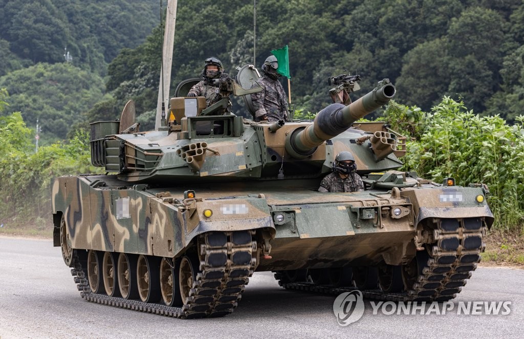 야전 훈련 위해 이동 중인 K1A2 전차