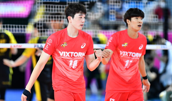 '빛난 신구조화' 김지한-박철우 폭발 한전, 장기전 끝 KB 3-1 제압.. 준결승 진출[KOVO컵]