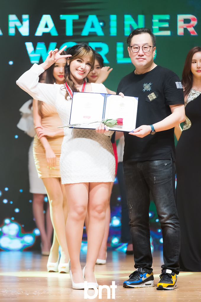 [bnt포토] '기념촬영하는 SNS상 사할레'(아나테이너월드 선발대회)