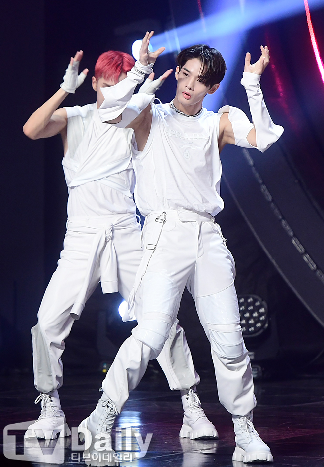 [TD포토] CIX 배진영 '점점 좋아지는 피지컬'