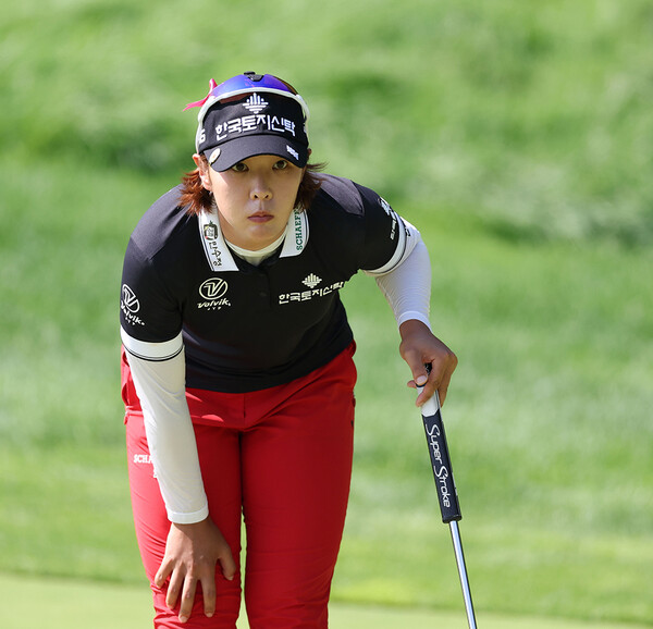 신중하게 그린을 살피는 박지영 프로 [KLPGA KB금융 스타챔피언십]