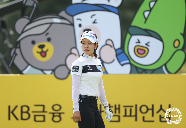 정윤지, KLPGA KB금융 3R 단독 선두..시즌 2승 도전