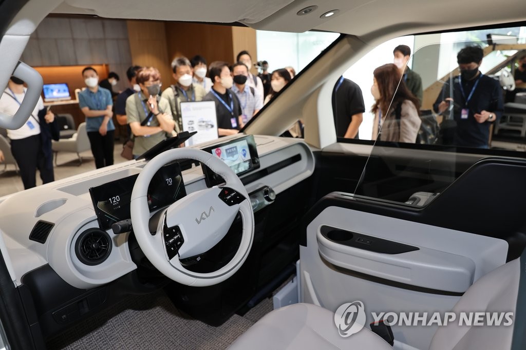 'PBV 엔지니어링 벅' 살펴보는 취재진