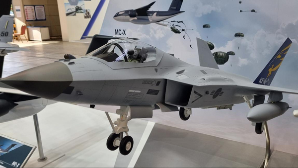 항모 탑재 국산 함재기 나오나..보라매 파생 'KF-21N' 모형 공개