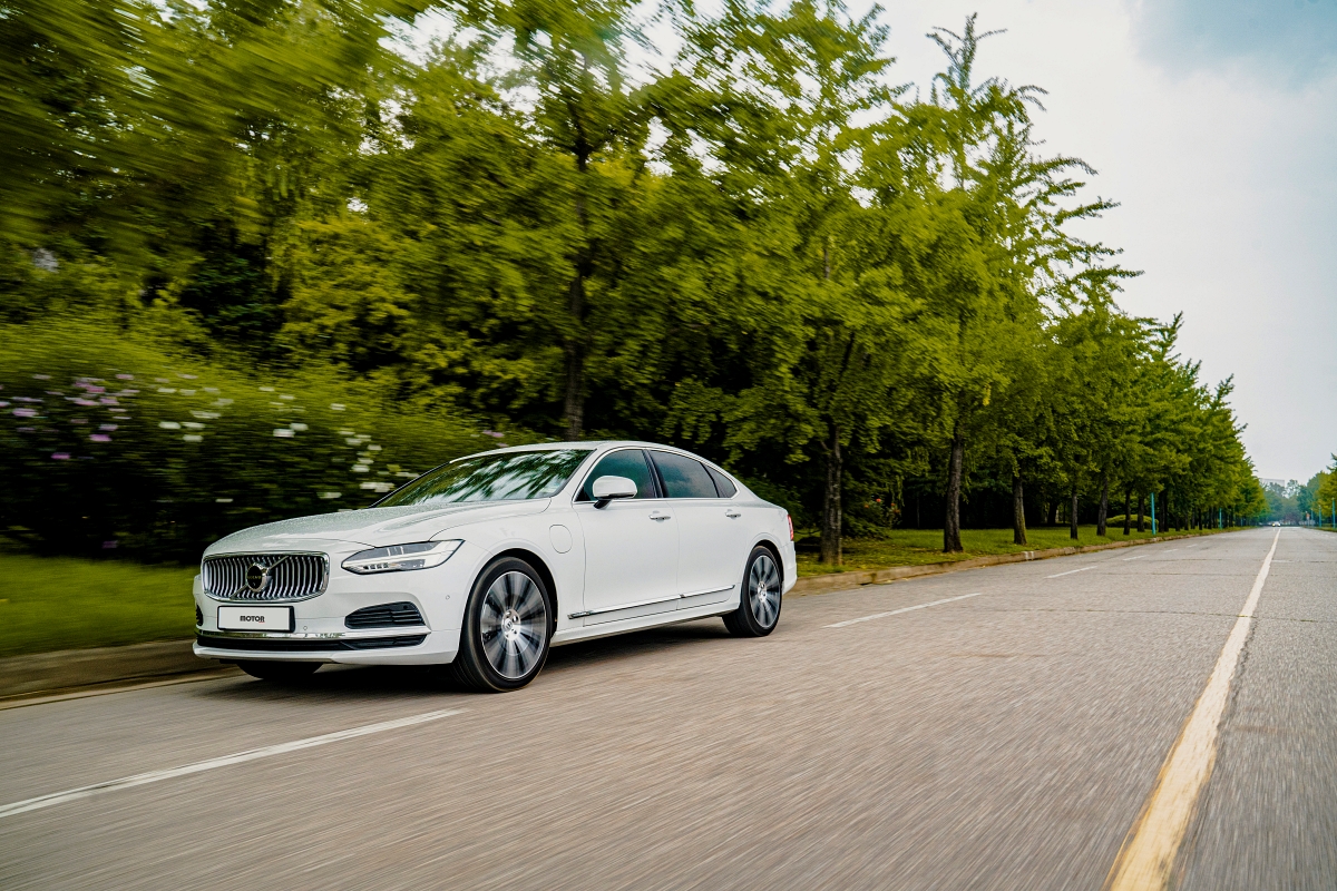 조용히 다가오는 기함의 품격, 볼보 S90 리차지 PHEV