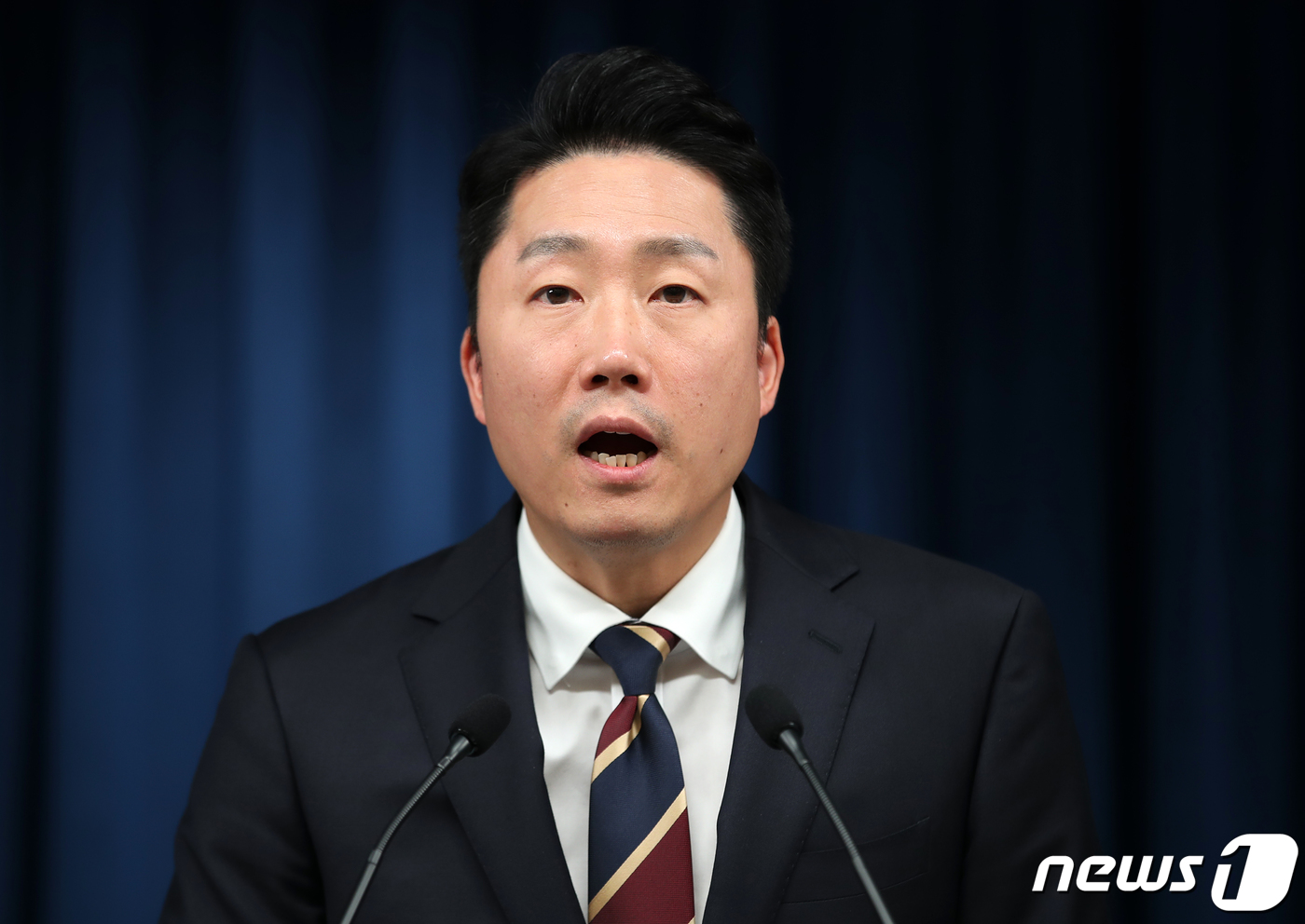 현안 브리핑하는 이재명 부대변인