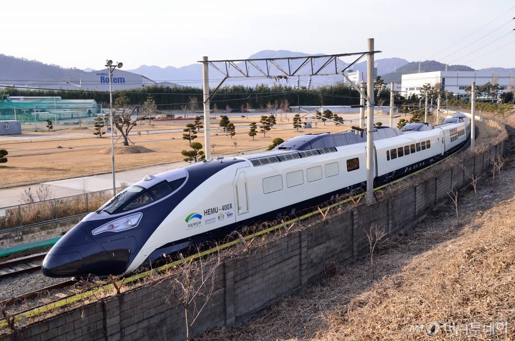 현대로템, '시속 320km 고속열차' EMU-320 첫 출시