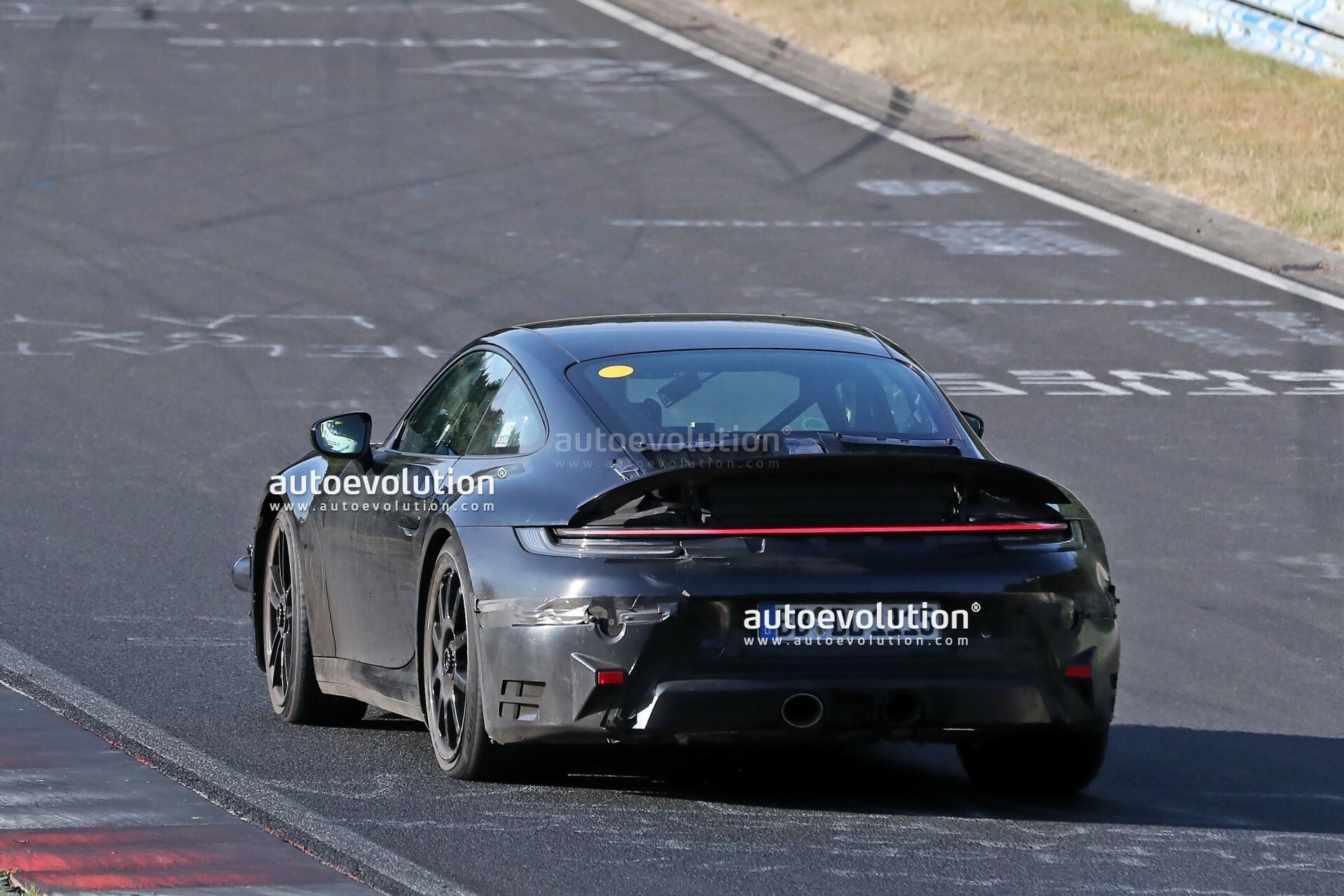 "이젠 포르쉐도 하이브리드!" 911 GTS HEV 포착 | 더드라이브