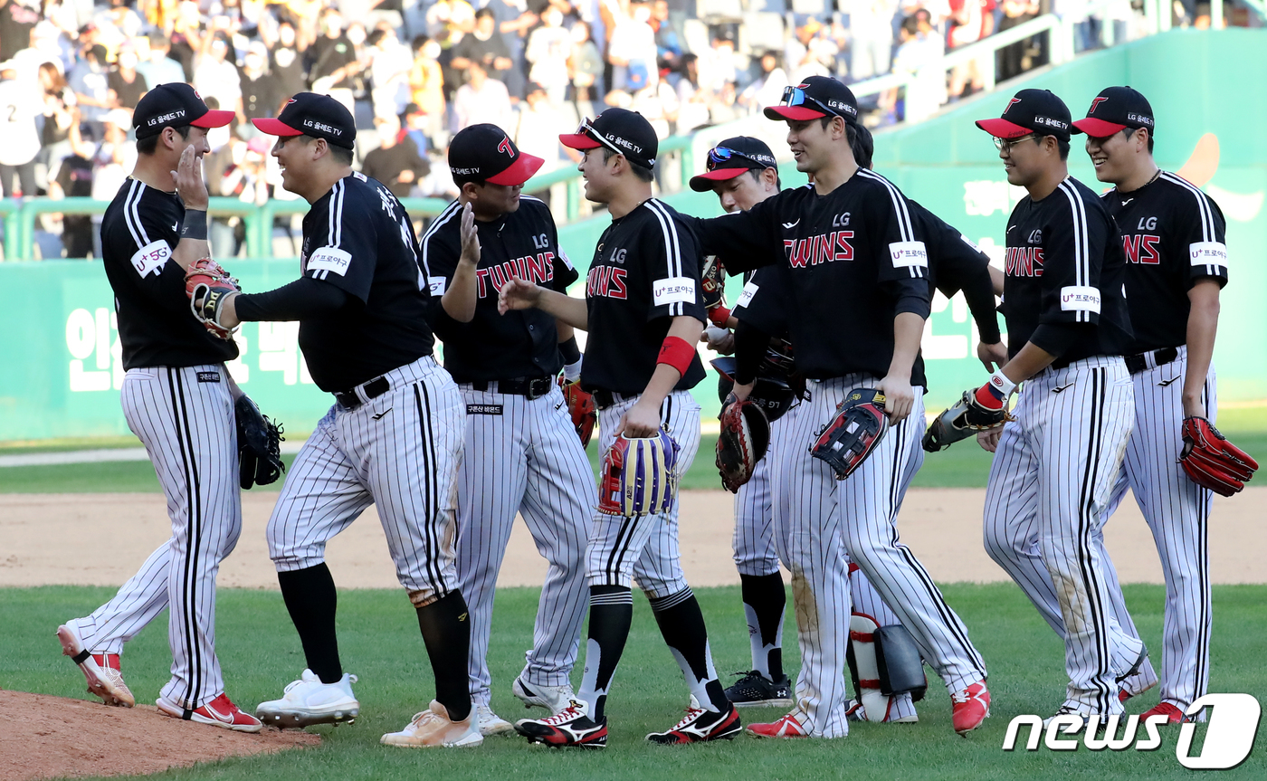 '3연승' LG, SSG에 2.5경기 차 추격..KT·NC도 상위권 압박(종합)