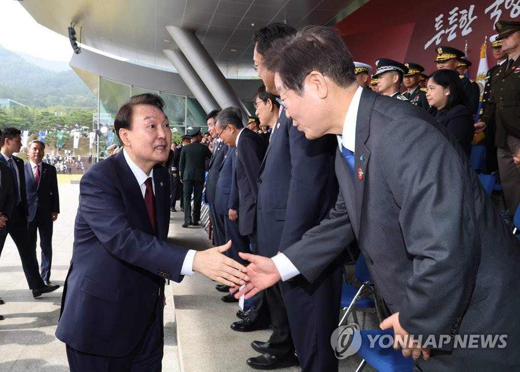 尹대통령·이재명 국군의날 행사서 악수 대선후 첫 대면