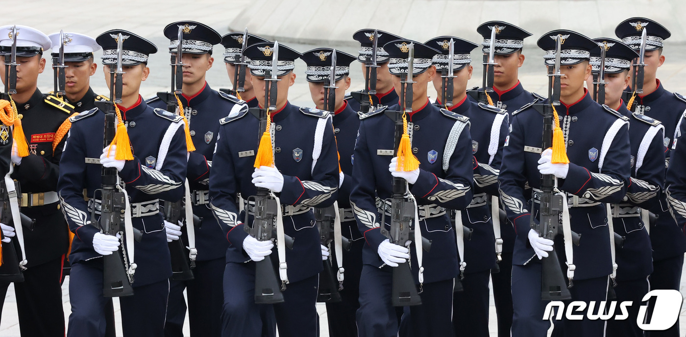 행진하는 통합의장대