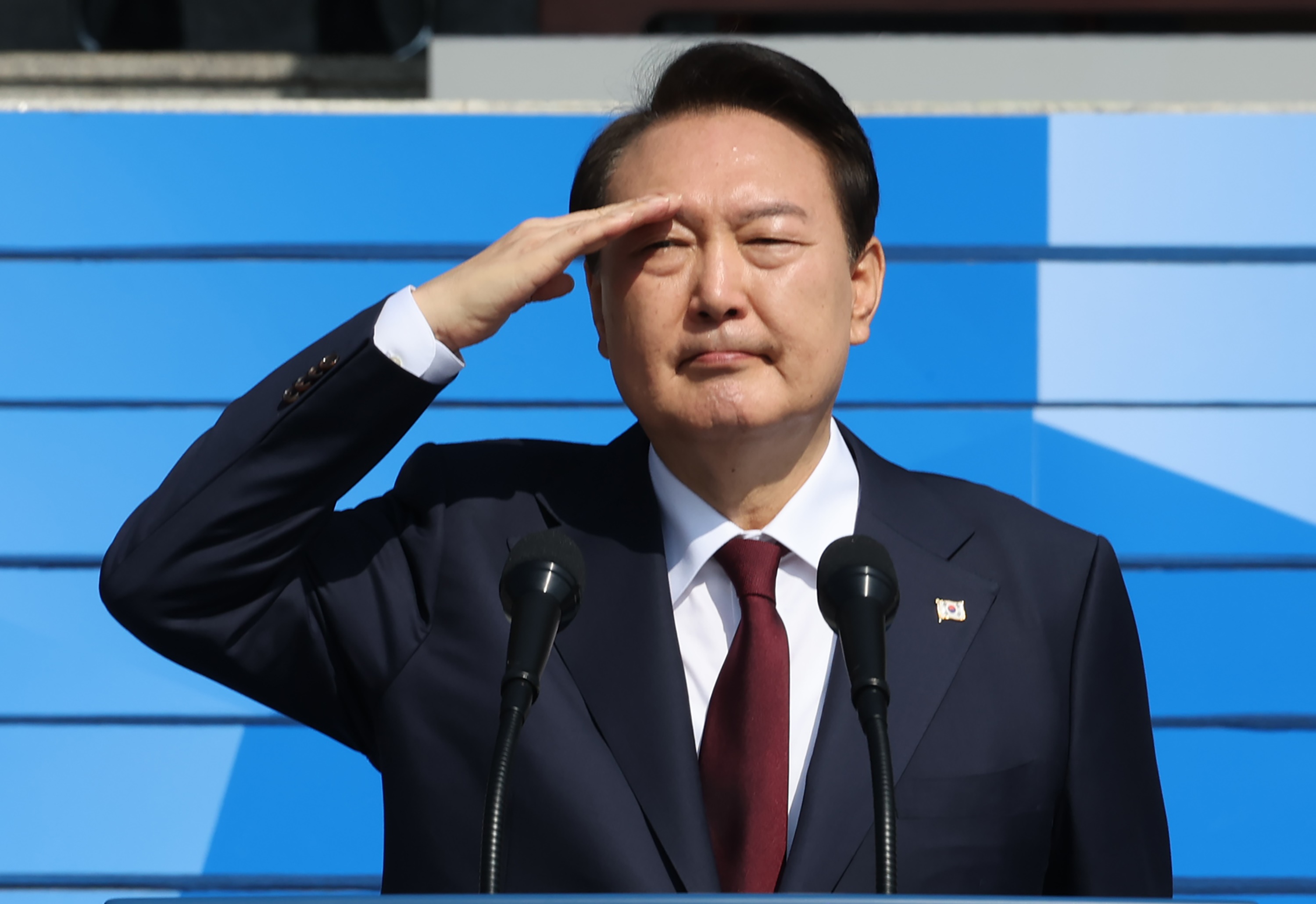 '부대 열중쉬어' 안 하고, 어설픈 경례.. 트윗 예언 실현한 윤 대통령?