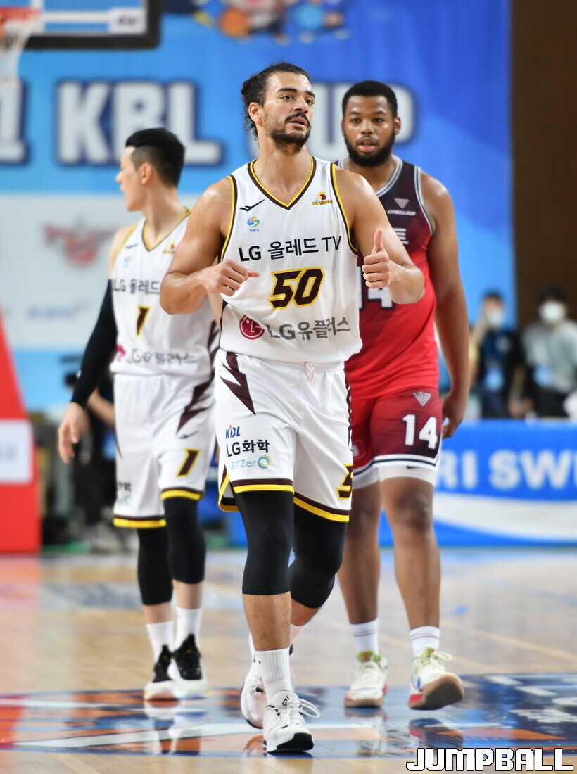 [KBL컵] '마레이 골밑 장악' LG, KGC 꺾고 4강 진출 확정