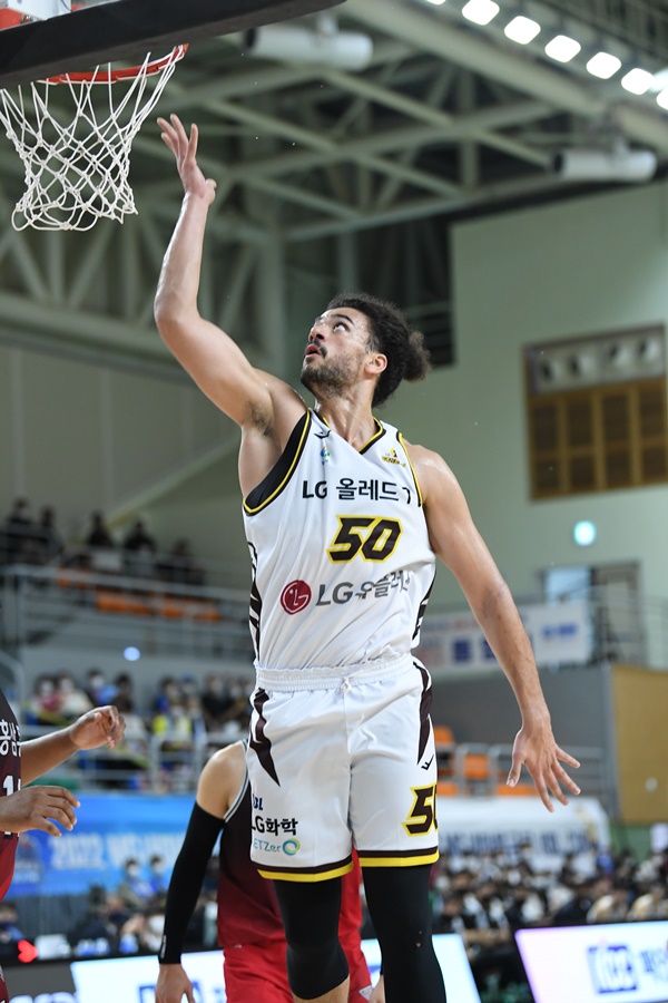 '마레이 더블-더블' LG, KGC 꺾고 컵 대회 4강 진출