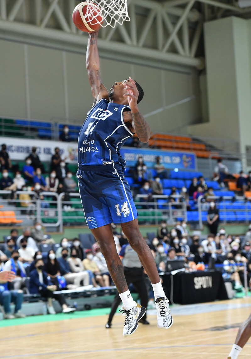 [KBL 컵대회] 제퍼슨까지 가세한 KCC, 다소 무기력했던 첫 번째 경기