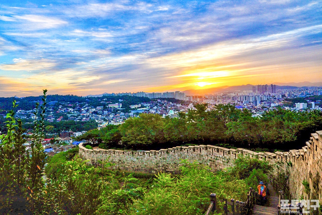 [포토친구] 북악산 성곽길의 아침