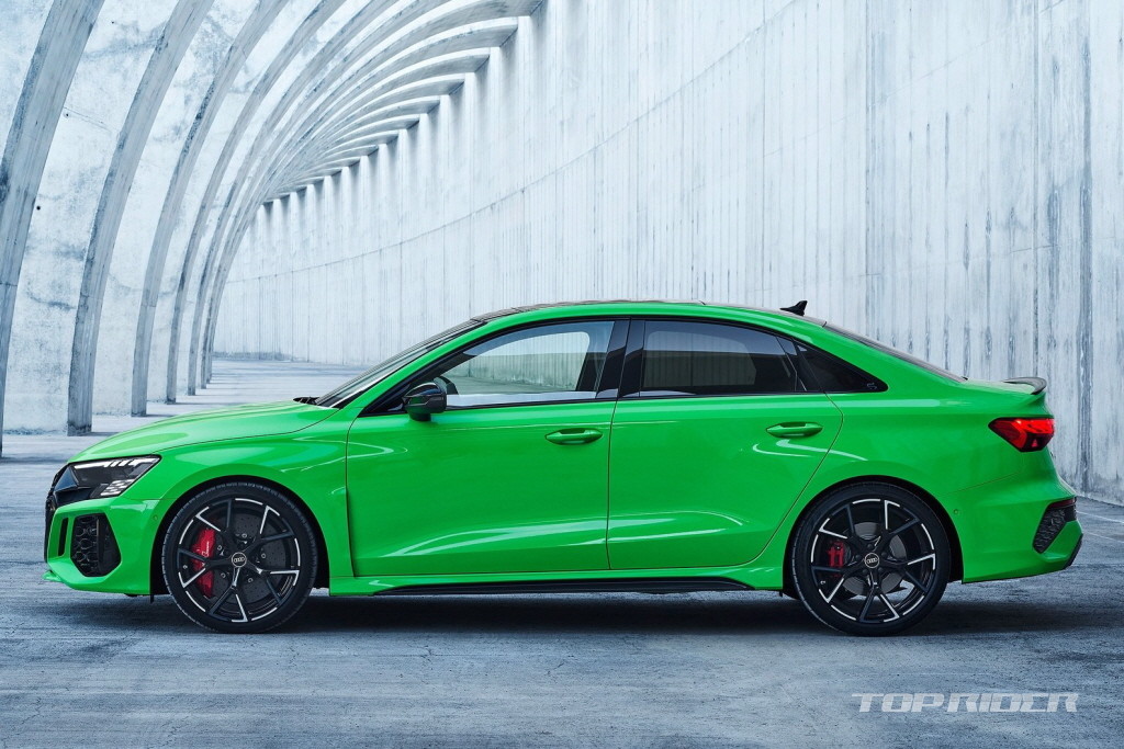 아우디 신형 RS3 국내 출시 예고, 동급 최강 스포츠카 | 탑라이더