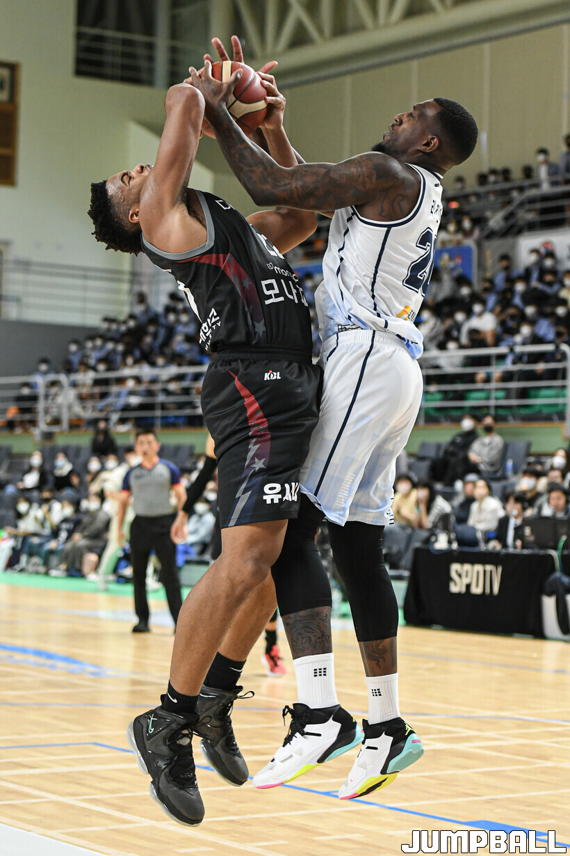 [JB포토] 리바운드 다툼하는 KCC 라건아와 KT 이제이 아노시케