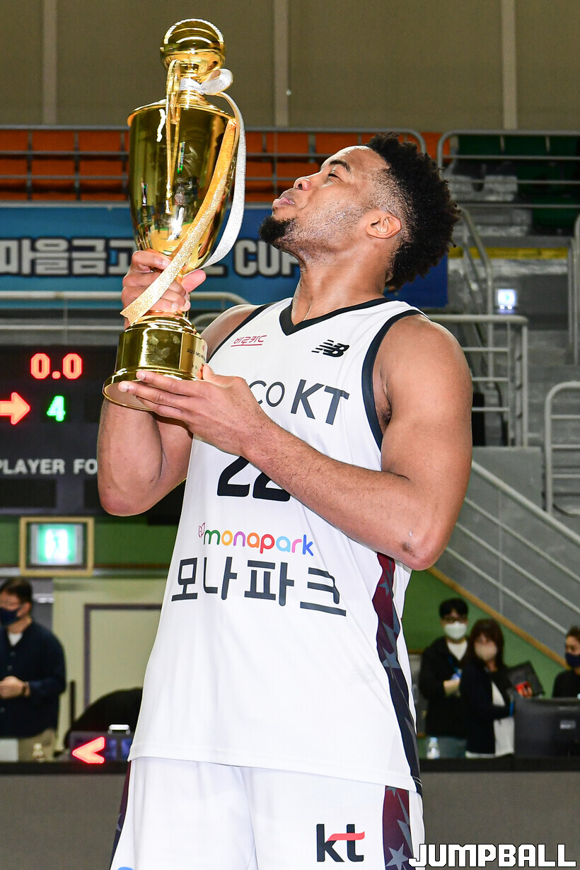 [JB포토] 2022 MG새마을금고 KBL 컵대회 MVP 이제이 아노시케