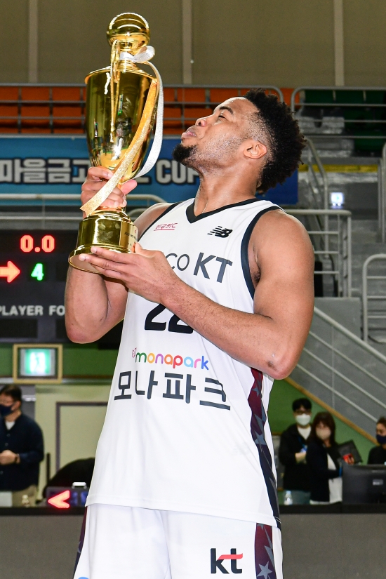 40분 대혈투 끝 kt가 웃었다! KBL 컵대회 첫 우승..MVP 아노시케