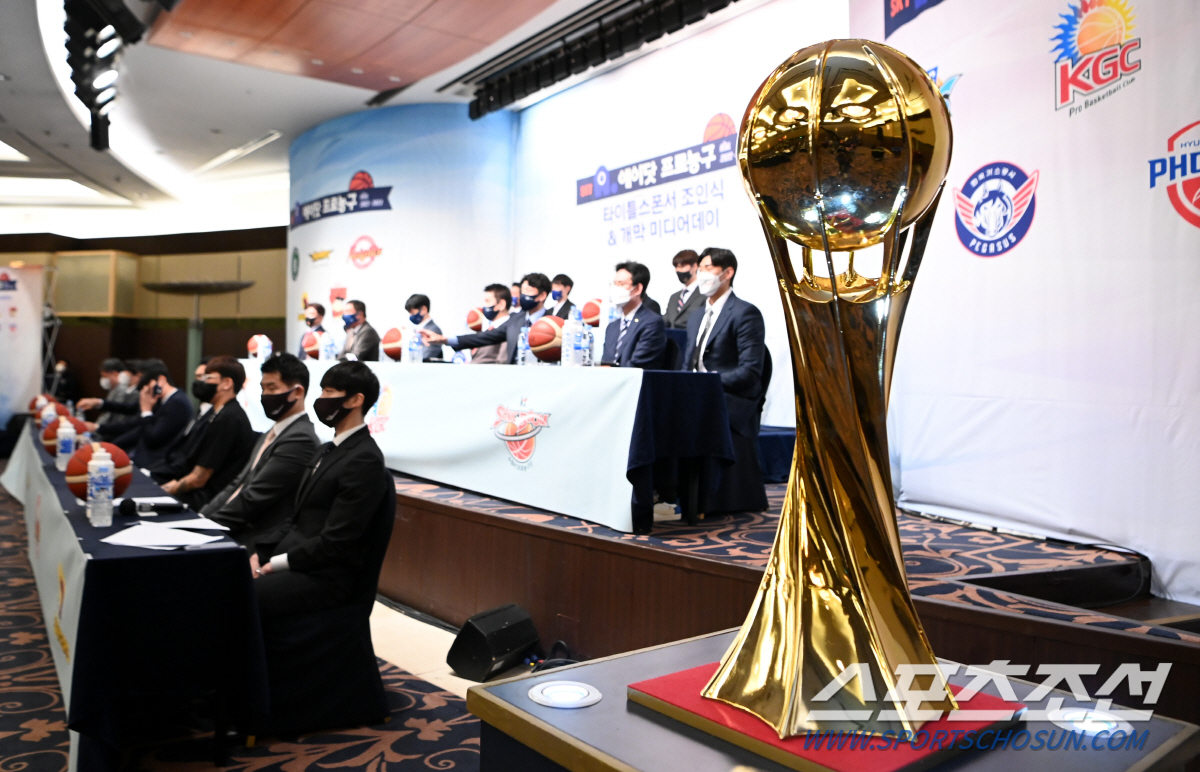 [포토] 2022-2023 KBL 우승 트로피의 주인은 누구?