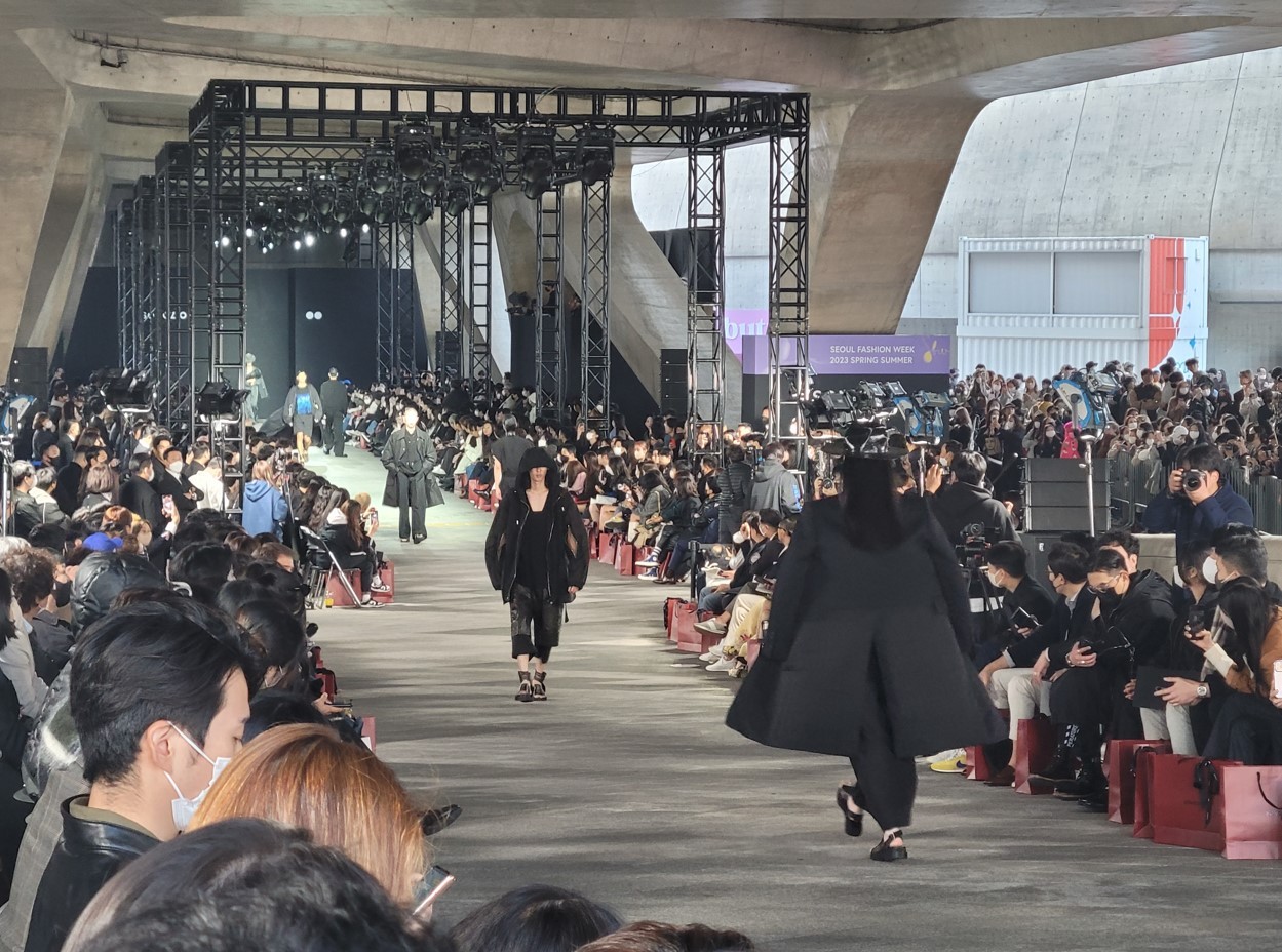 Seoul Fashion Week brings festive vibe to DDP