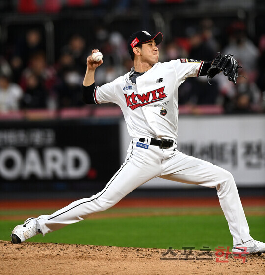 'ERA 1.90-30홀드-WAR 1위' kt 불펜 최고 존엄 김민수, 가을에도 빛났다[WC1차전]