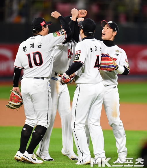 kt '승리의 세리머니' [MK포토]