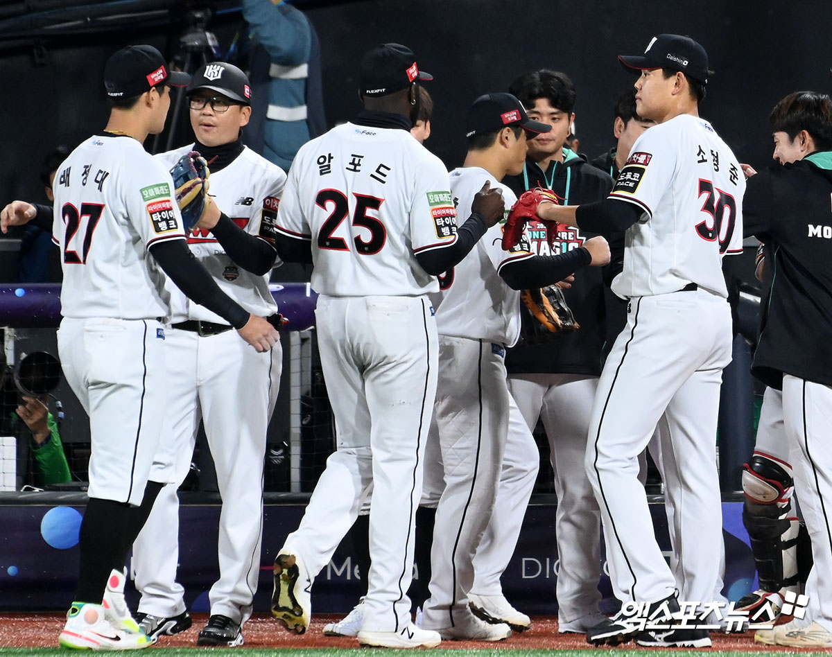 '배정대 쐐기타' 한 판으로 끝낸 KT, KIA 꺾고 준PO 진출 [WC1:스코어]