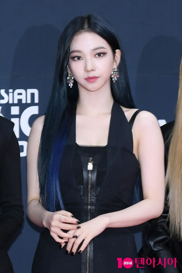 [TEN차트] 에스파 카리나, '레드카펫에서 가장 빛날 것 같은 여자 가수' 1위