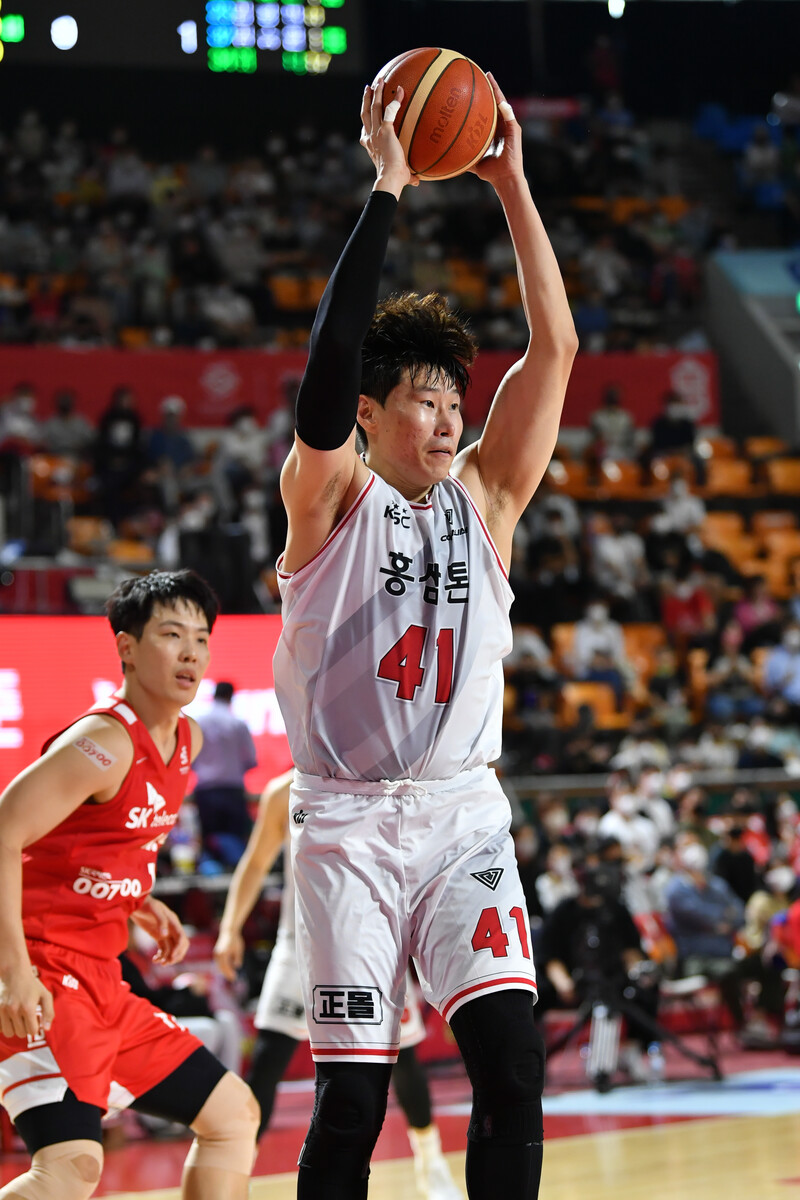 [BK 리뷰] '스펠맨-오세근 활약' KGC인삼공사, SK 꺾고 지난 시즌 챔프전 패배 설욕