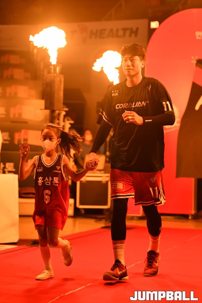 [JB포토] KGC 홈개막전, 홈 코트 입장하는 양희종