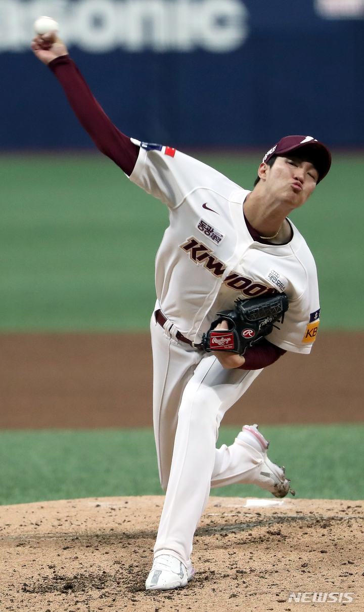 역투하는 안우진